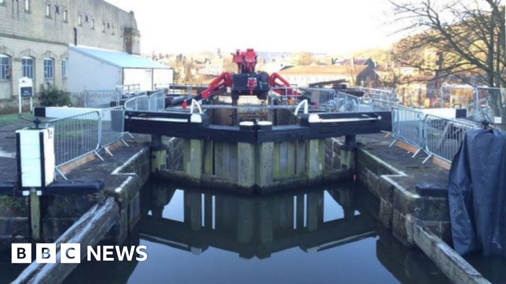Facelift for Bingley lock gates on Leeds Liverpool canal - BBC News