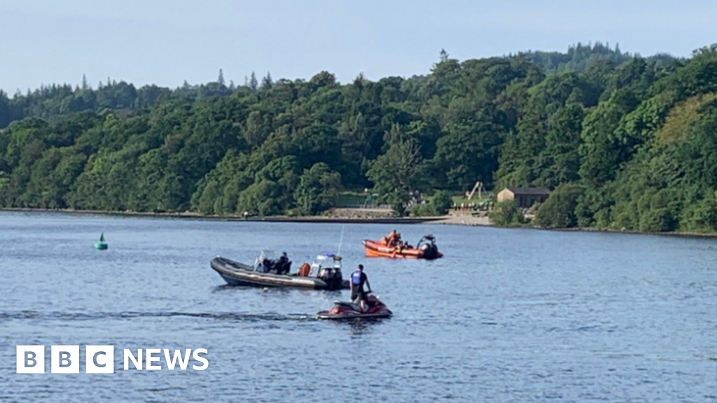 Teenager found dead after Loch Lomond search - BBC News