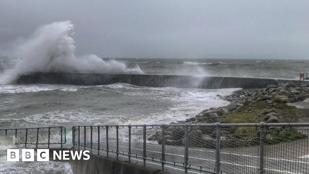 Wind warning: Met Office says power loss and large waves possible - BBC ...
