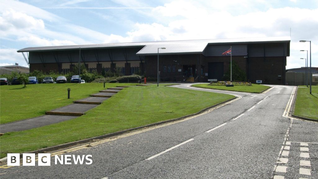 HMP Deerbolt inmates locked up for 23 hours a day - report - BBC News