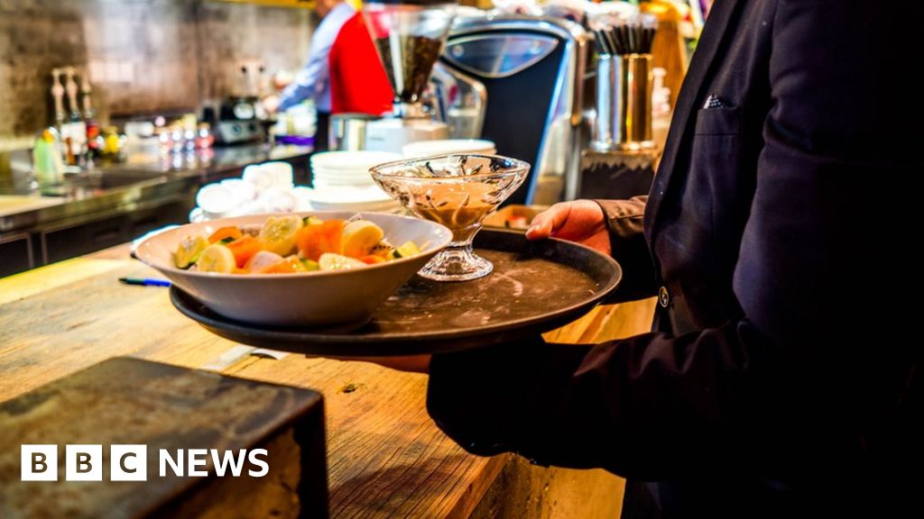 One in four people 'trapped in low paid jobs' - BBC News