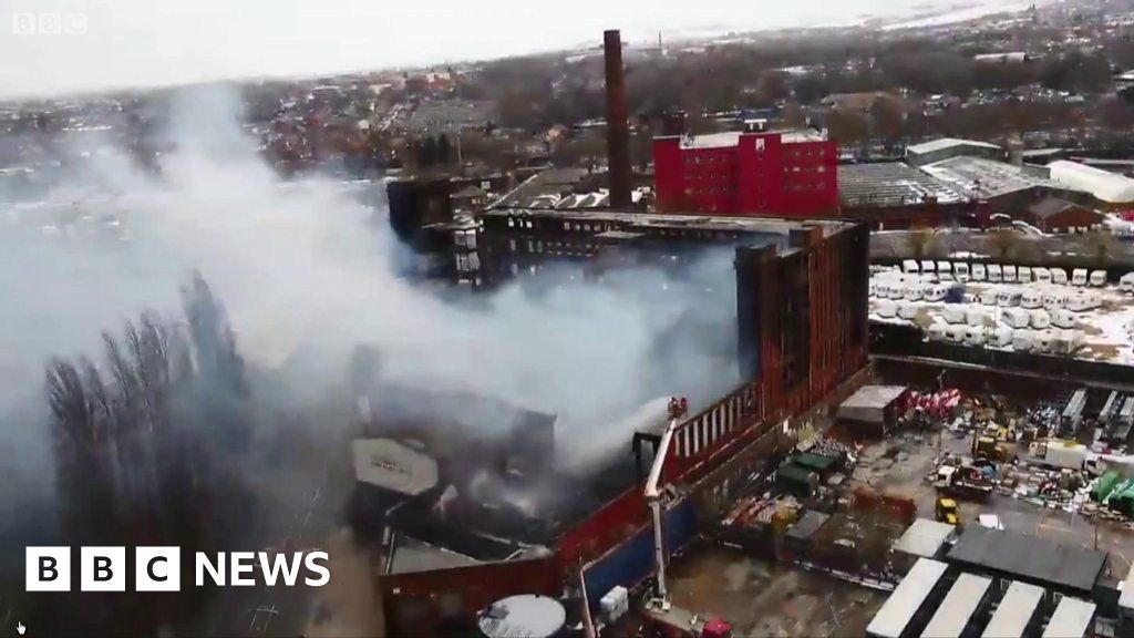 Stalybridge mill fire: Drone footage shows extent of blaze - BBC News