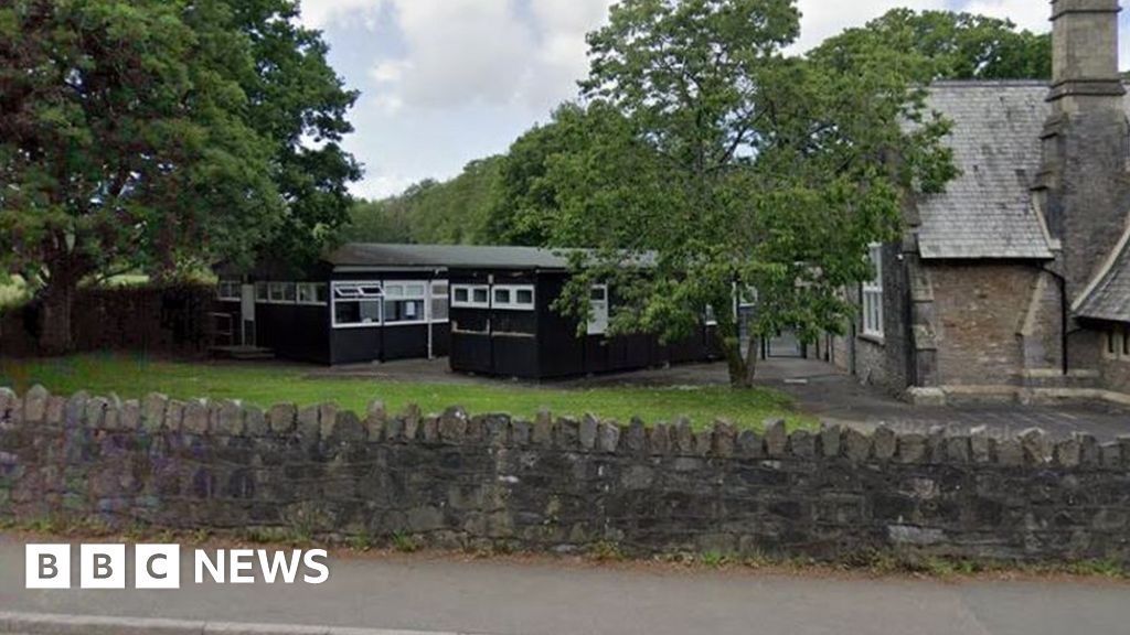 Ofsted: Devon school to stay in special measures - BBC News