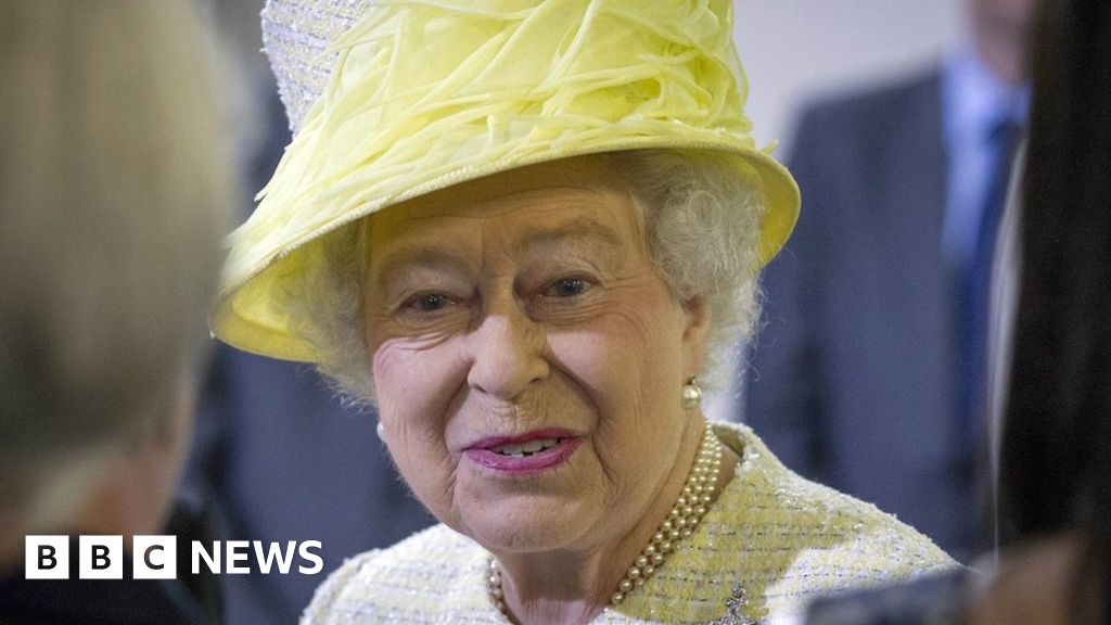 Removal of Queen's picture in NIO to be investigated - BBC News