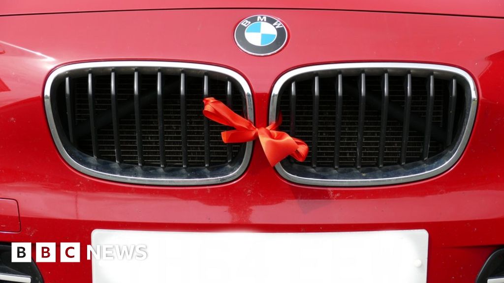 20mph speed limit: Drivers tie red ribbons to cars in protest - BBC News