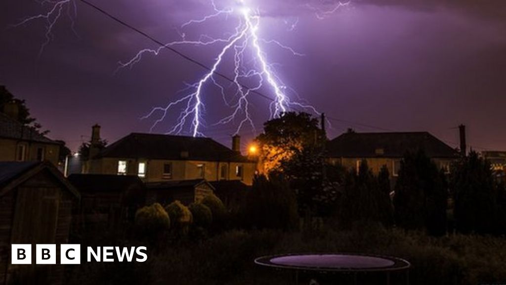Dramatic lightning storm across Scotland - BBC News