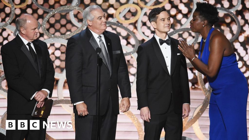 Emmy Awards 2016: Five memorable moments that caused a stir - BBC News
