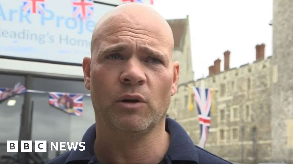 Homeless bus driver cleared of wearing Queen mask - BBC News
