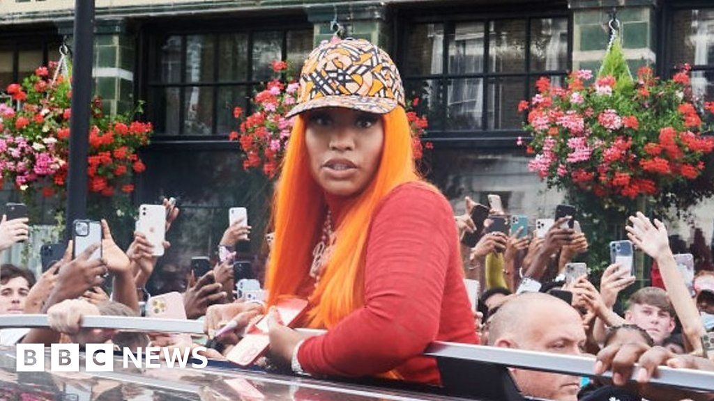 Nicki Minaj fans chase vehicle after cancelled event - BBC News