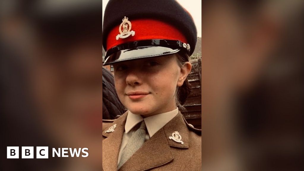 Tidworth car crash: Teen's death 'absolutely tragic' - BBC News