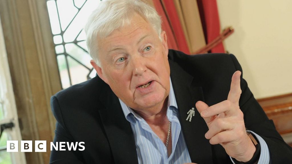 Tributes to Dudley Council deputy leader David Vickers - BBC News