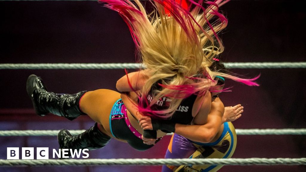 WWE's first ever female Royal Rumble announced - BBC News