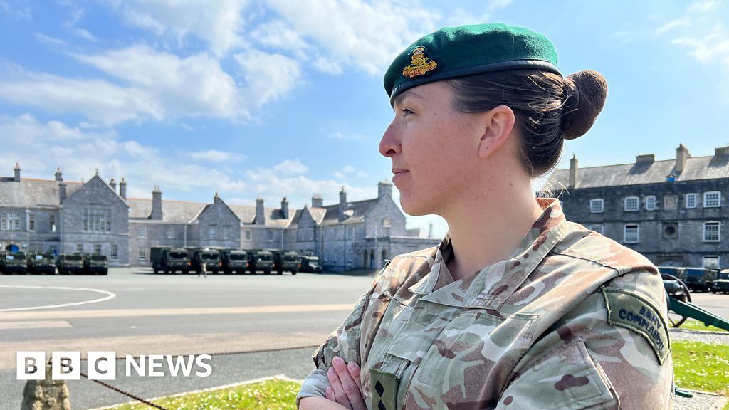 First women commandos to join 60th anniversary parade - BBC News