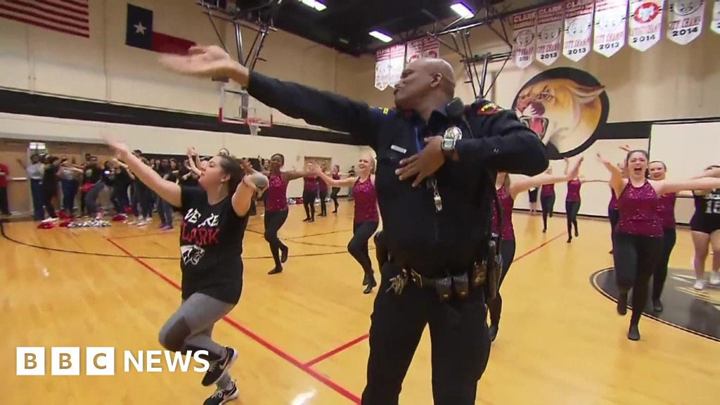 Dancing officer spreads joy at school in Texas - BBC News