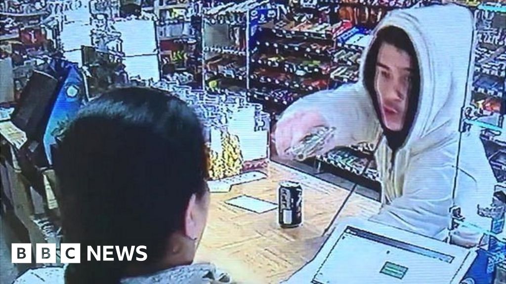 Cashier wrestles with armed robber in US - BBC News