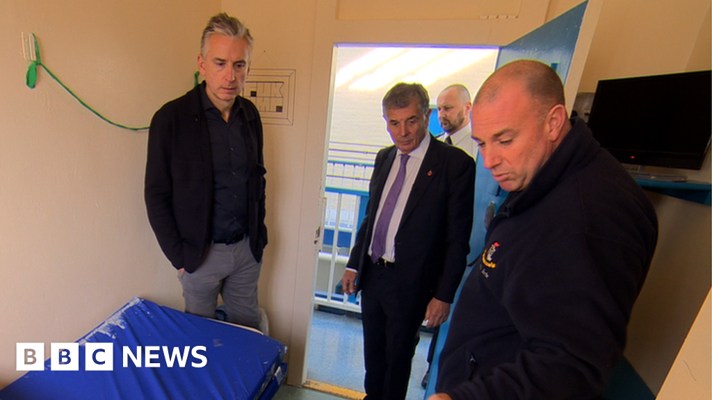Ex-England striker Alan Smith inspires prison inmates - BBC News