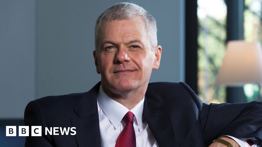 Reading University staff in vice chancellor no-confidence vote - BBC News