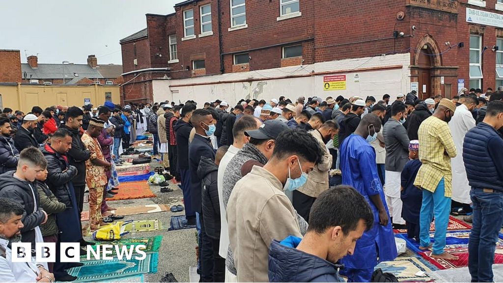 Middlesbrough Mosque plan to end prayers in car park - BBC News