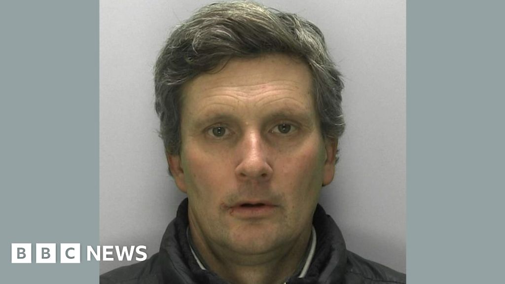 Man who 'frightened' staff banned from Cheltenham Promenade - BBC News