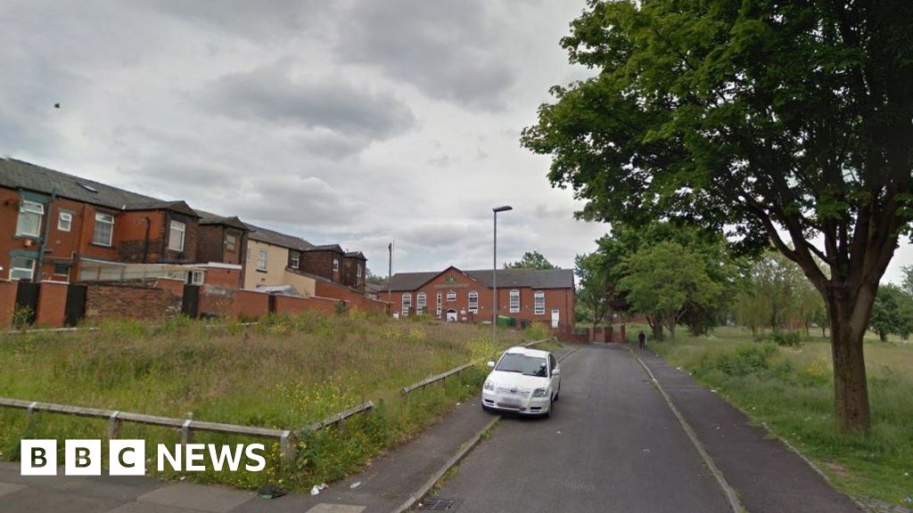 Oldham murder arrests over wasteland body find - BBC News
