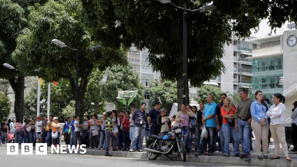 Venezuelans lose sleep to save electricity - BBC News