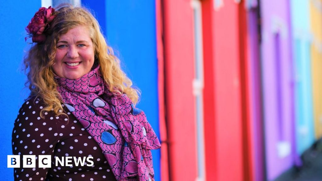 Tredworth to be 'brought back to life' with murals - BBC News