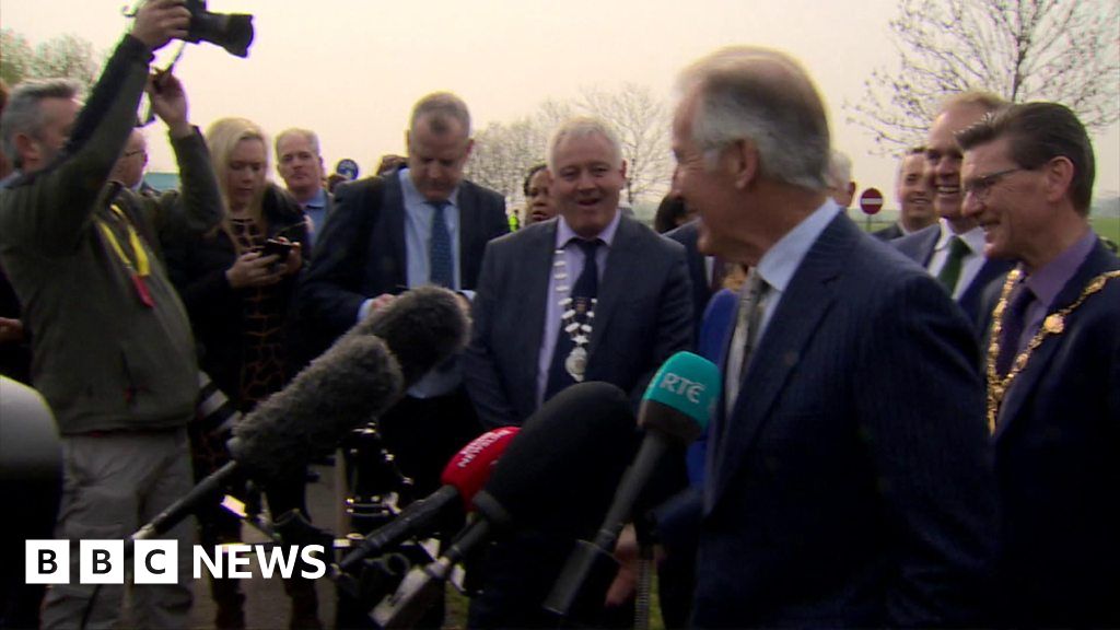 Irish border after Brexit 'must not return to past' - BBC News