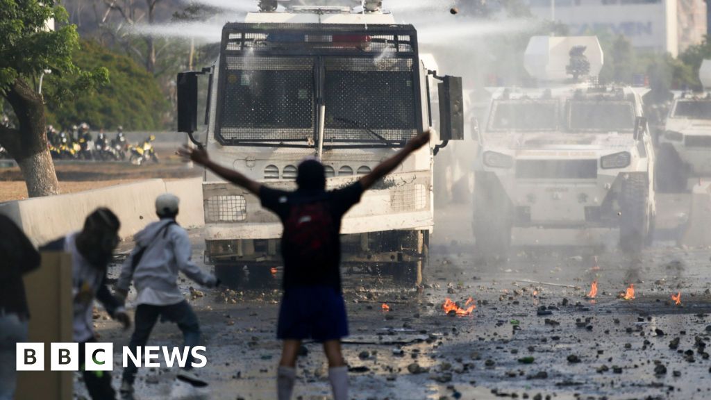 Venezuela crisis: Dozens injured in clashes in Caracas - BBC News