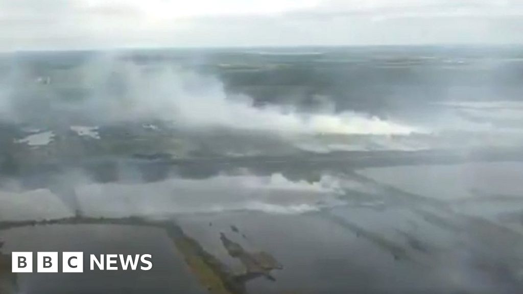 Hatfield Moors blaze near Doncaster burns for two days - BBC News