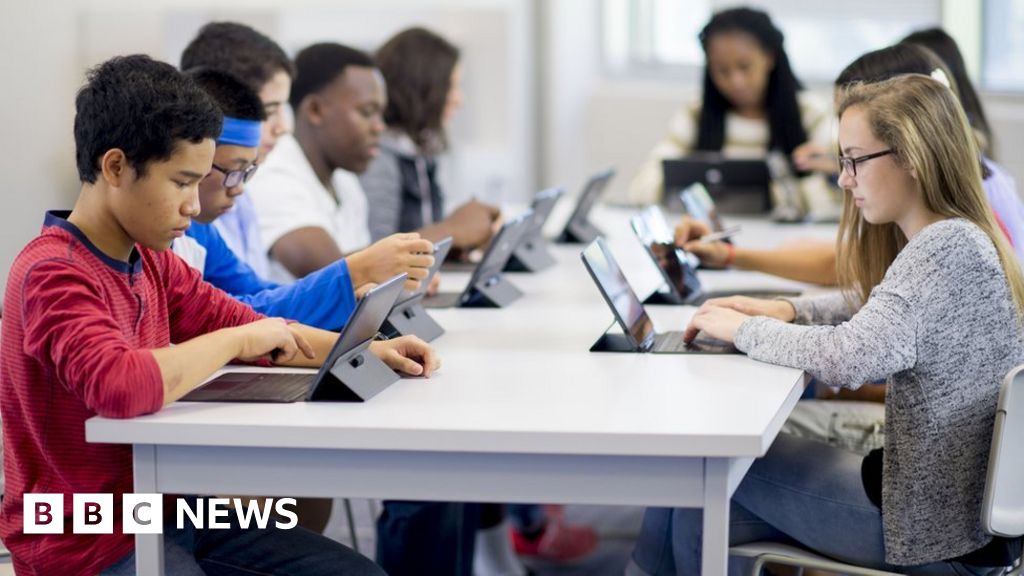 Computer 'geek' stereotype puts girls off subject - BBC News