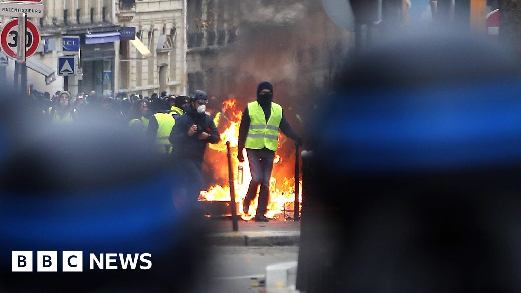 Yellow vest movement: Hundreds arrested