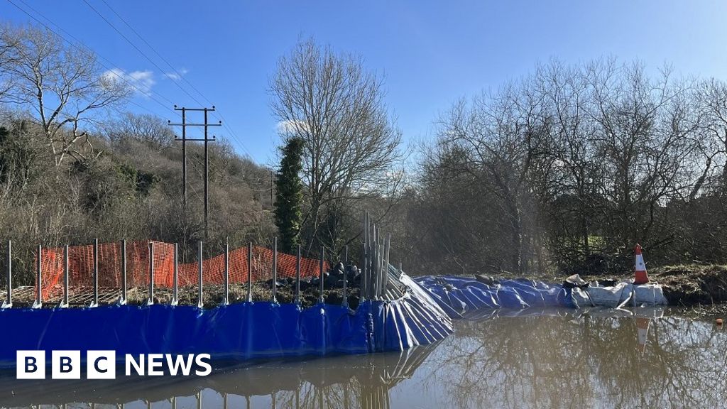 Emergency dam installed after Swindon canal sinkhole found - BBC News