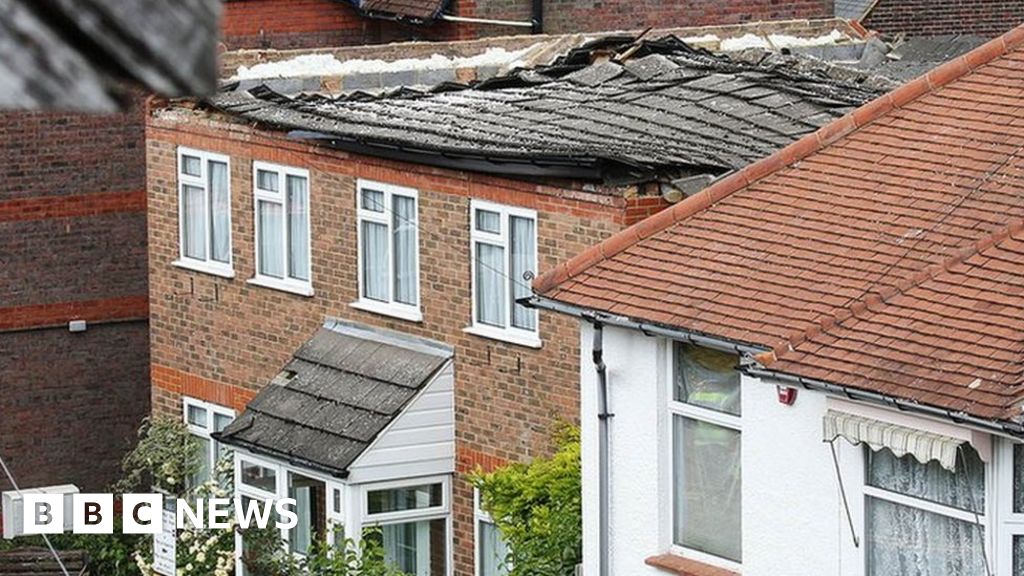 Hemel Hempstead house's roof collapses after 'loud explosion' - BBC News