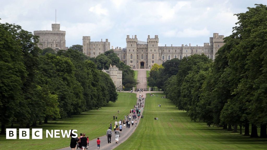 Windsor Castle barriers installed for Changing of the Guard - BBC News