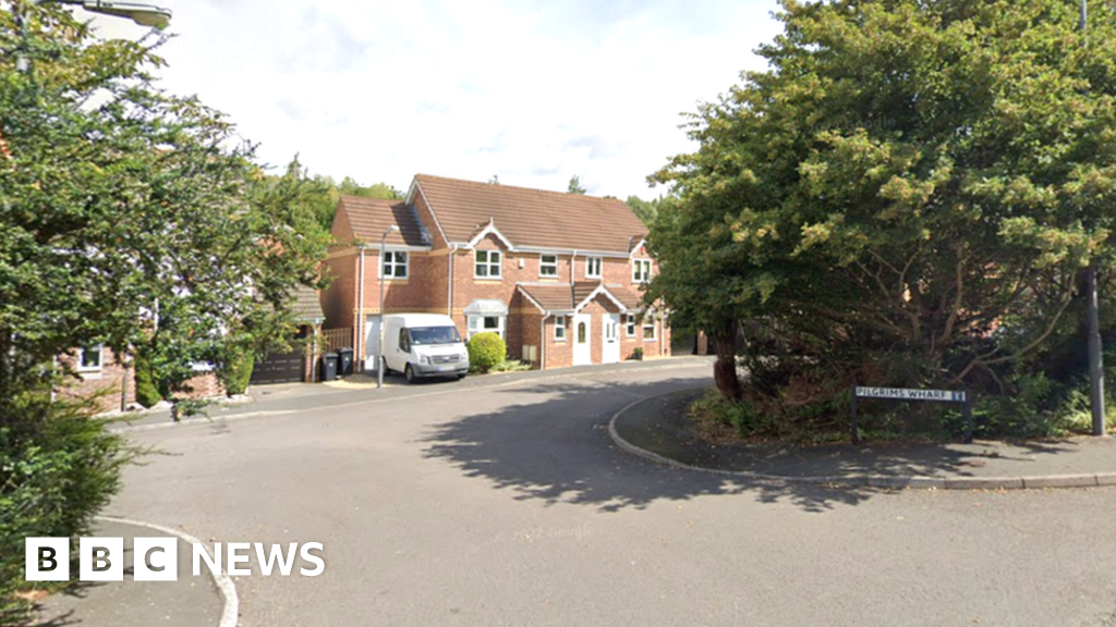 Bristol: Motorcyclist dies in St Anne's crash - BBC News