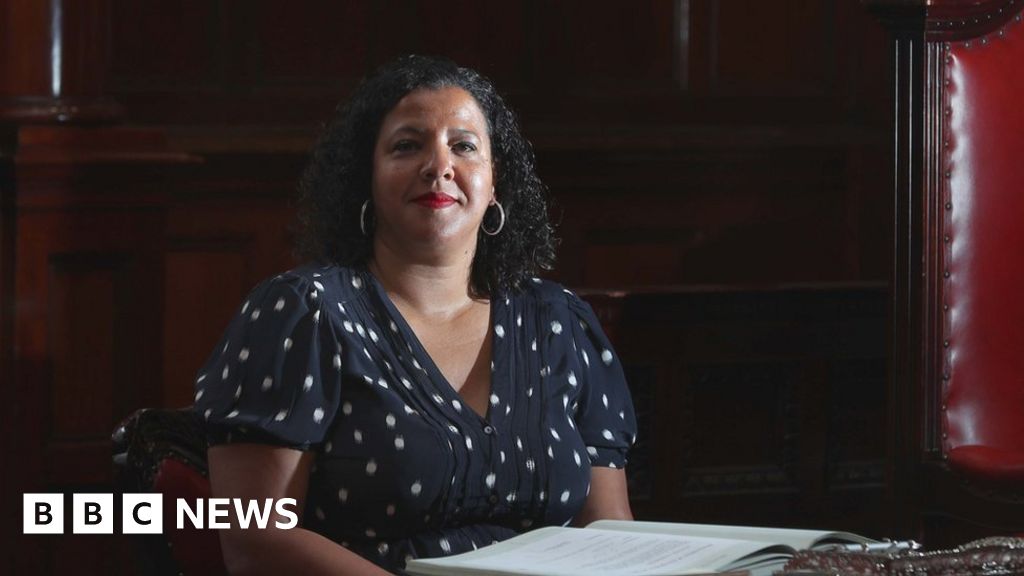 Liverpool Mayor Joanne Anderson reveals breast cancer diagnosis - BBC News