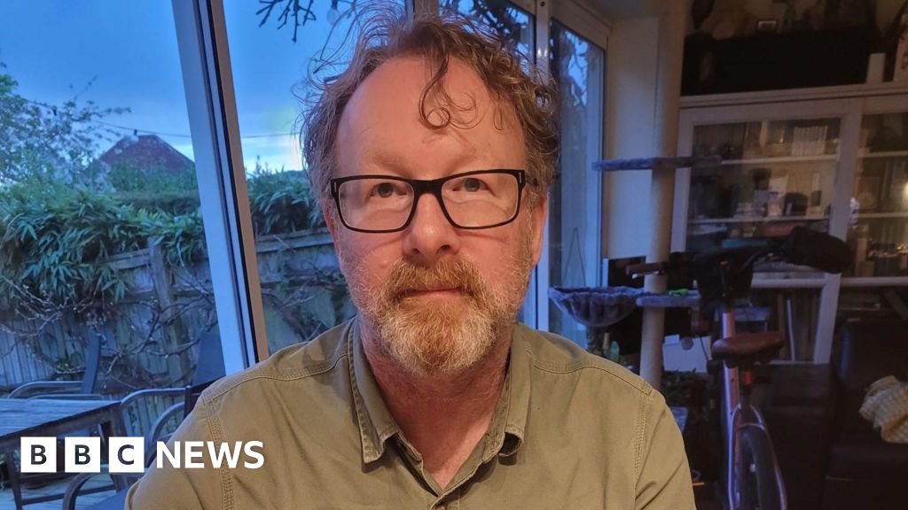 Sevenoaks dad turns old vapes into power banks for music gigs - BBC News