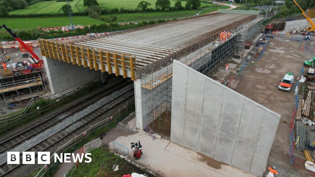 Beams installed on new HS2 rail bridge near Kenilworth