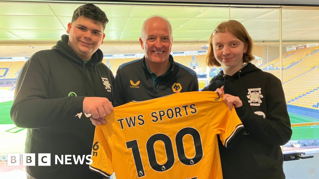 Steve Bull helps pupils mark 100th podcast episode - BBC News