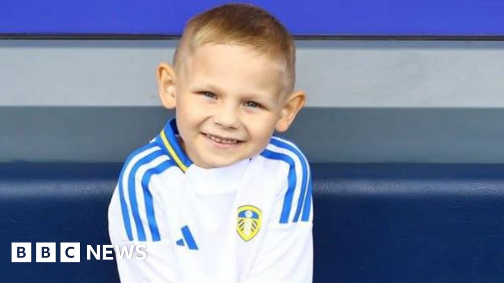 Leeds United: Minute's applause for boy, 6, who died from cancer
