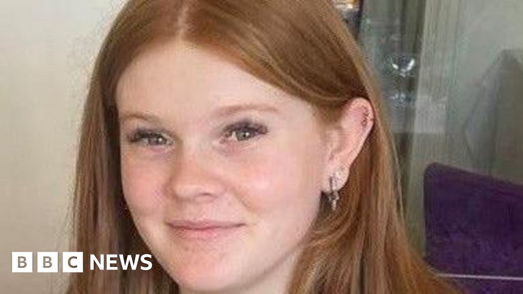 Family pays tribute to Staffordshire teenager killed in crash - BBC News