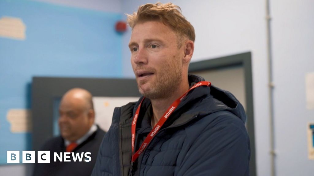 Freddie Flintoff gets humbled by kids in the classroom - BBC News