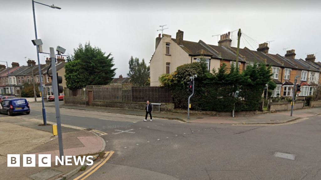 Gravesend: Boy arrested after another boy's death - BBC News