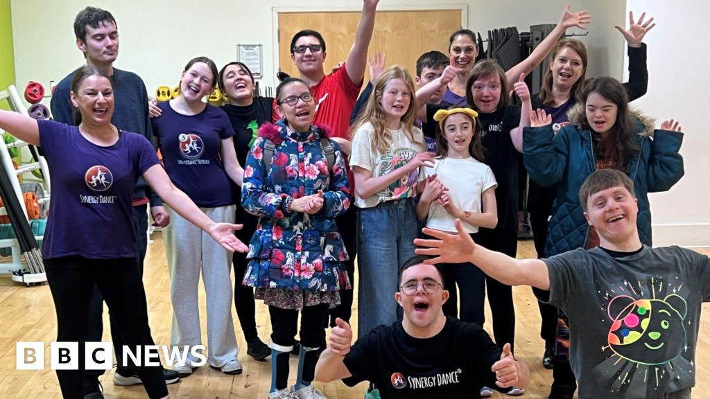 Surrey man with Down's syndrome achieves teaching dream - BBC News