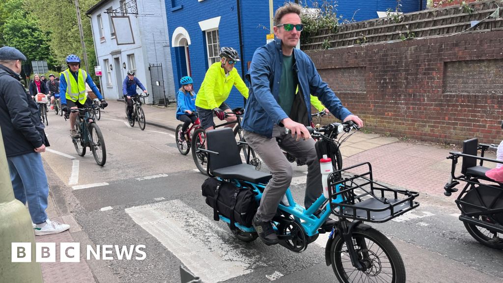 Hundreds join mass cycle ride through Winchester - BBC News