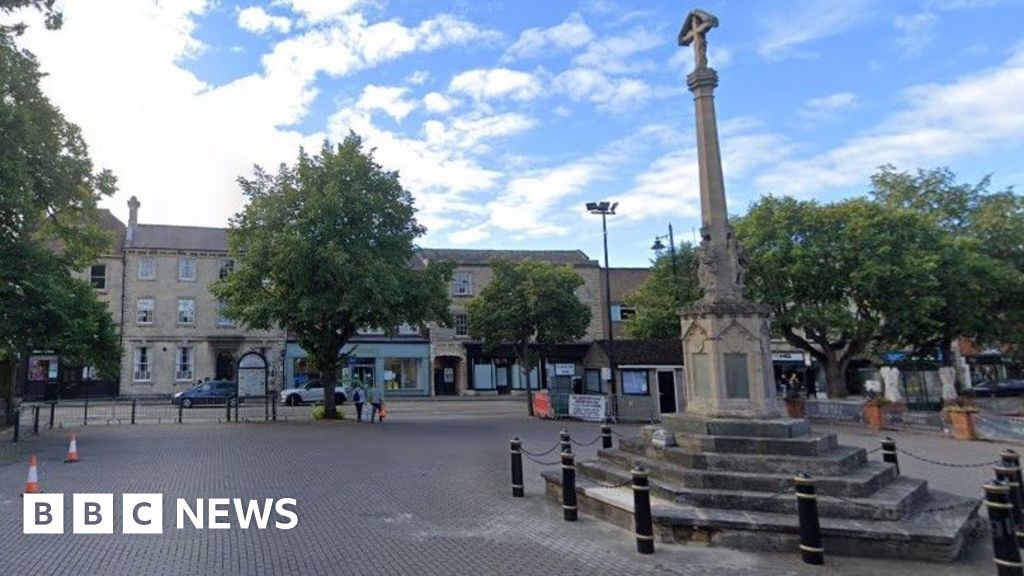 Sleaford Remembrance to take place despite Market Place works - BBC News
