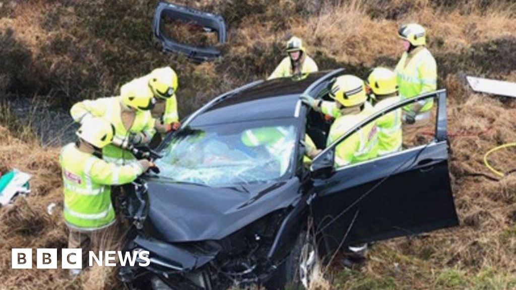Crash survivors restart Skye's 'keep left' driving campaign - BBC News