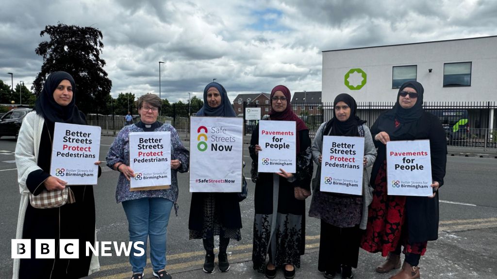 Birmingham campaigners protest on road where toddler was killed - BBC News