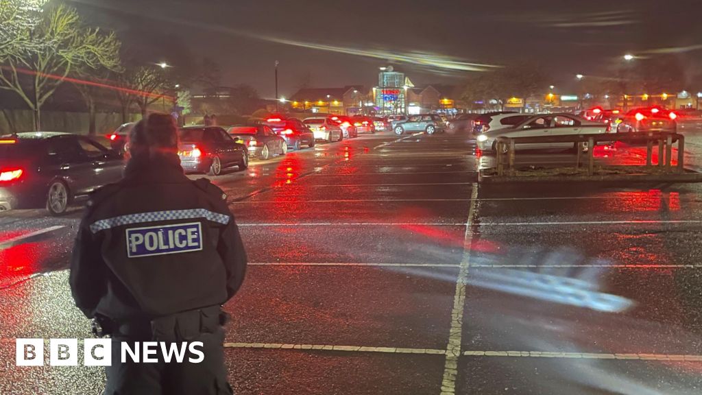 Police issue warnings after 150 cars attend Peterborough meet up - BBC News