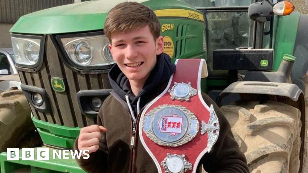 Edward Hardy: Boxing farmer swaps hay bales for haymakers - BBC News